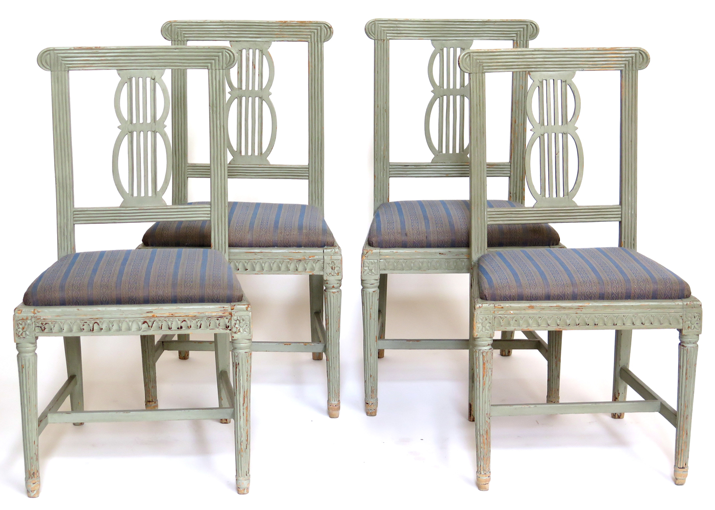 Stolar, 4 st, skuret och gråmålat trä… | Auktion.se