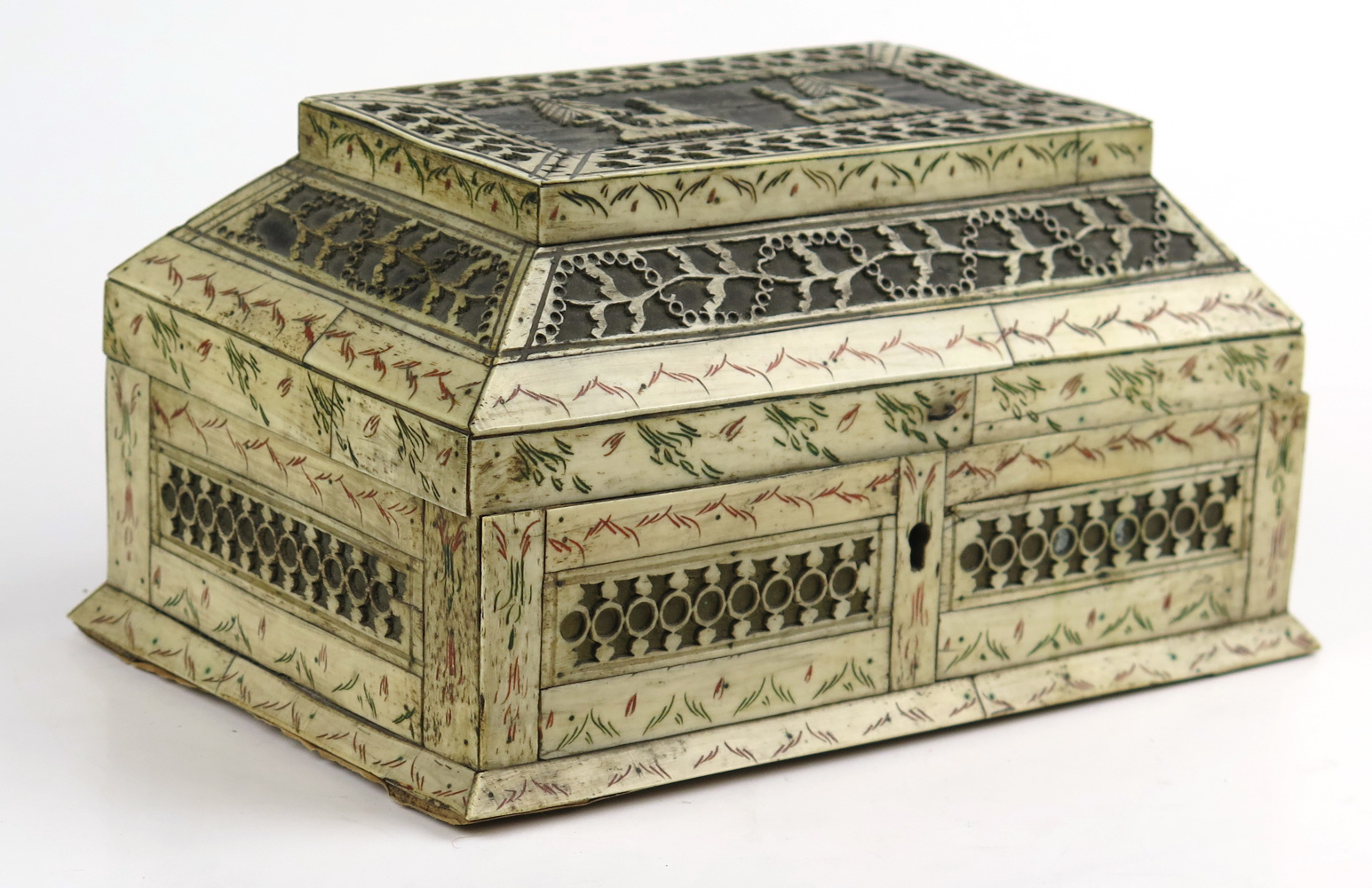 Tobaks(?)skrin, skuret ben, Ryssland, antagligen Kholmo | Auktion
